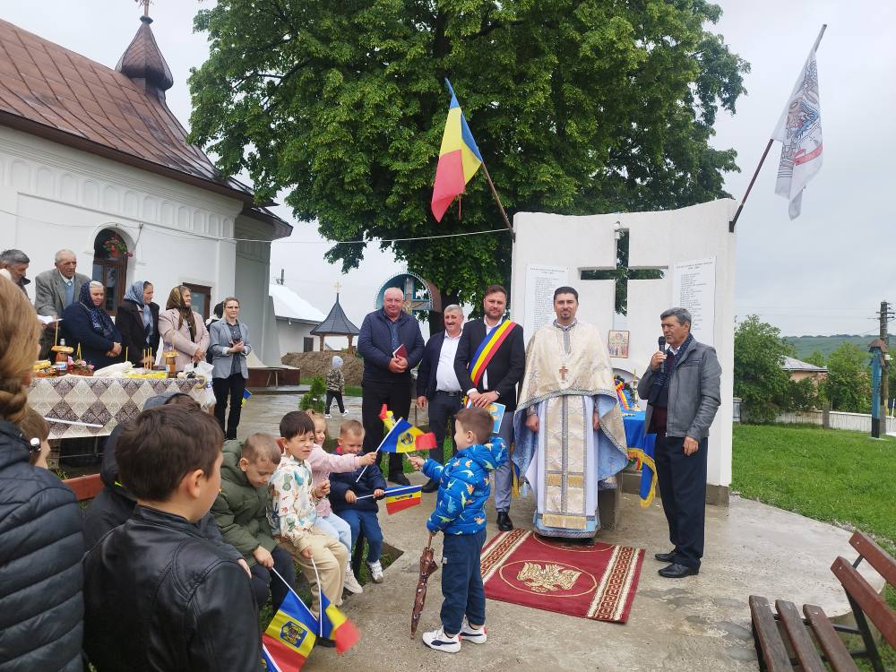 Ziua Eroilor comemorată cu emoție și recunoștință la o parohie din județ - Botosaneanul