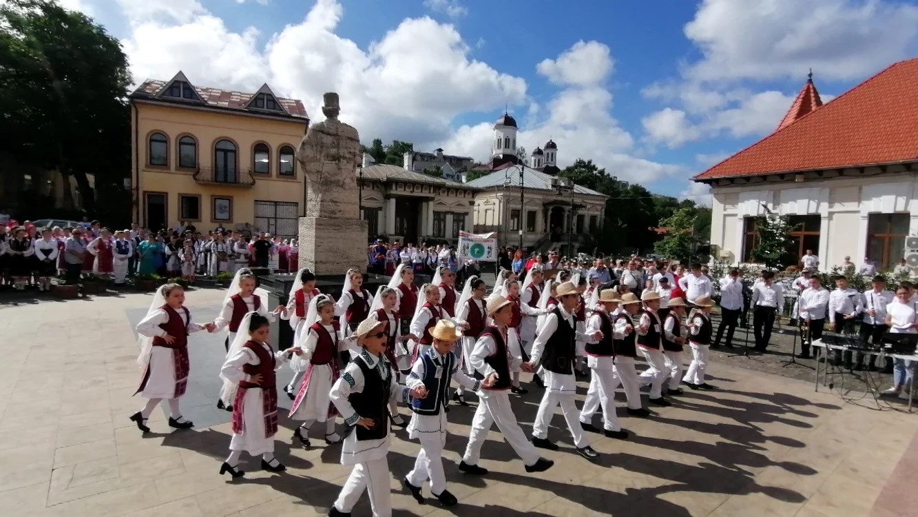 Festival de dansuri populare cu tineri și de la Botoșani: Poți să spui ...