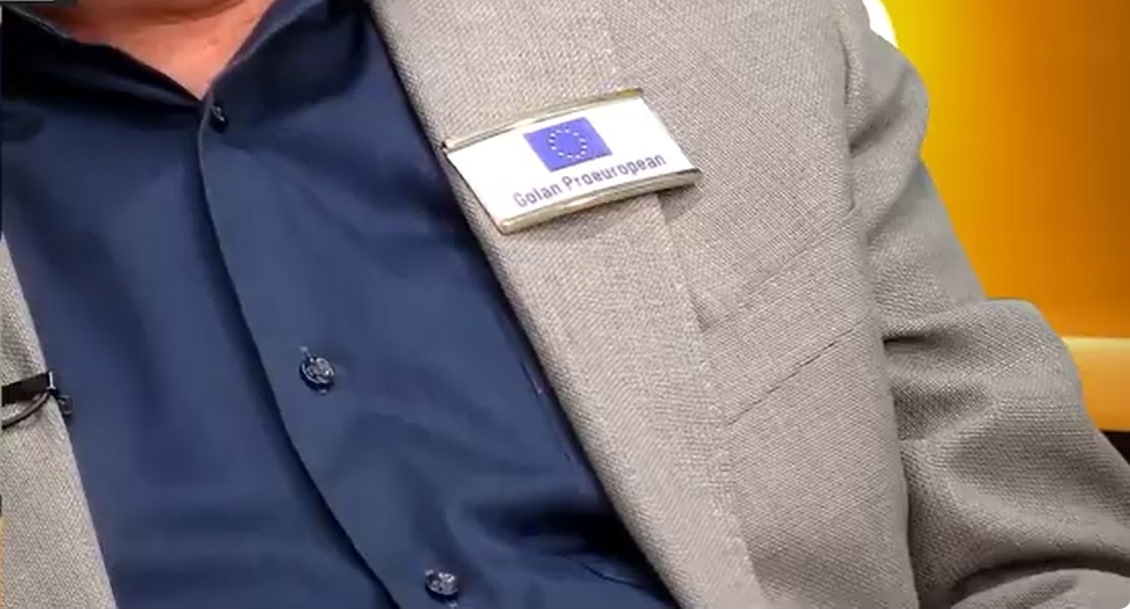 Profesor doctor în istorie, cu ecuson de ”golan proeuropean” la rever ...