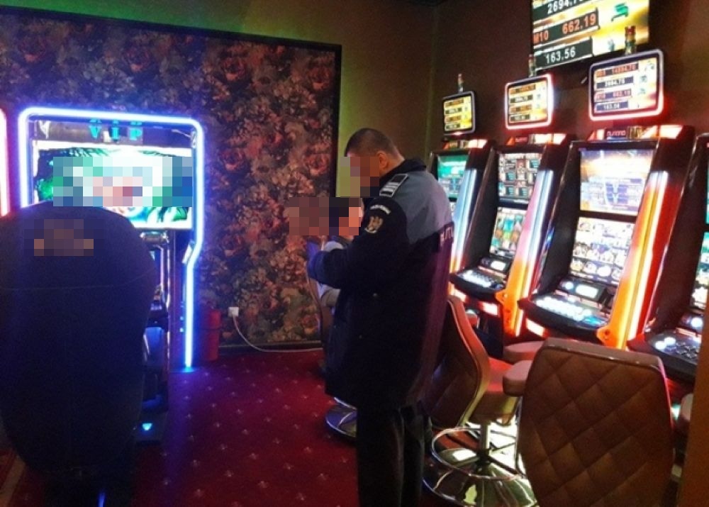 Jaf ca în filme la o sală de jocuri: Un tânăr prins după o lună și ...