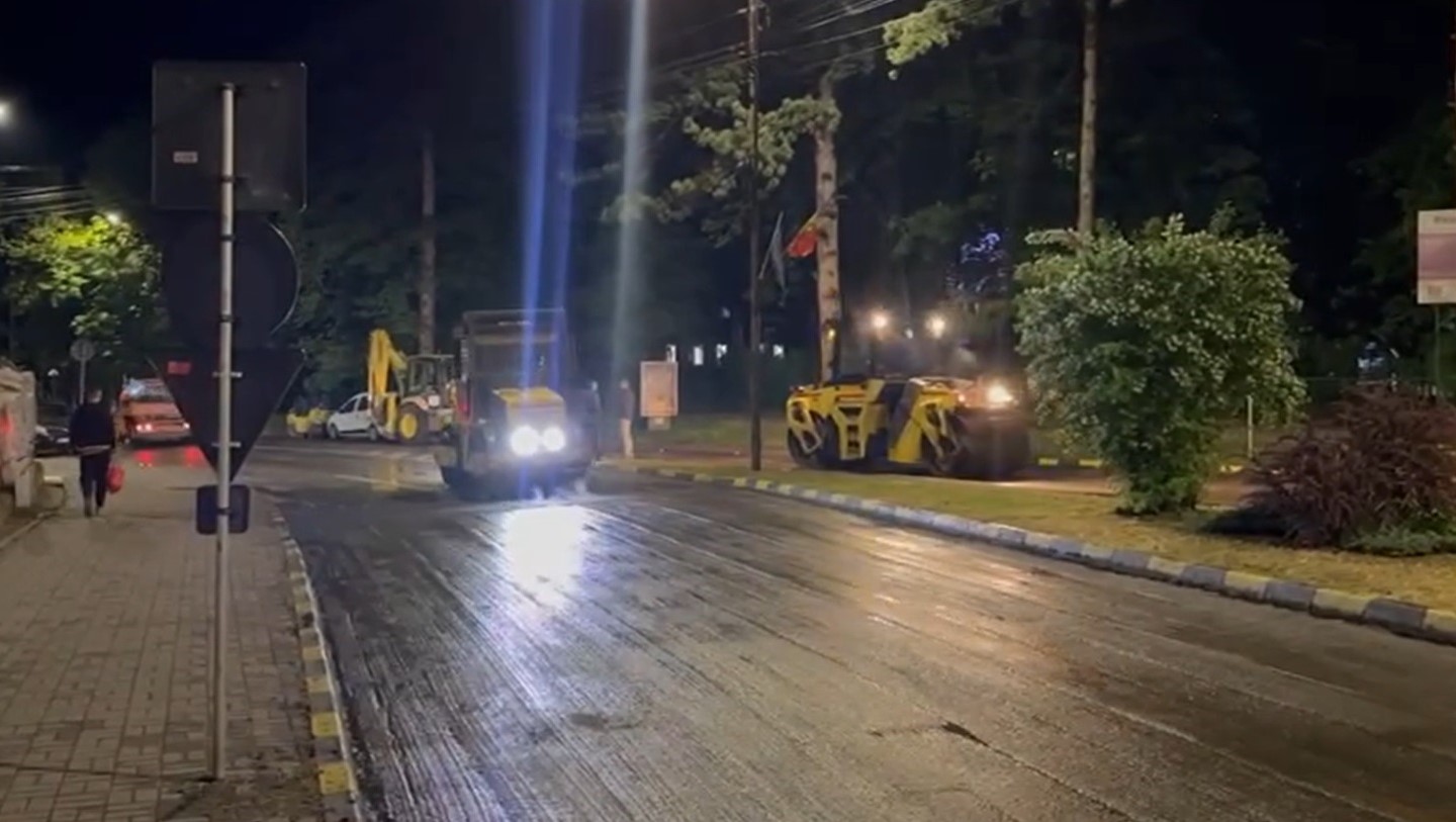 Un fost viceprimar a stat noaptea în oraș ca să vadă cum se asfaltează ...