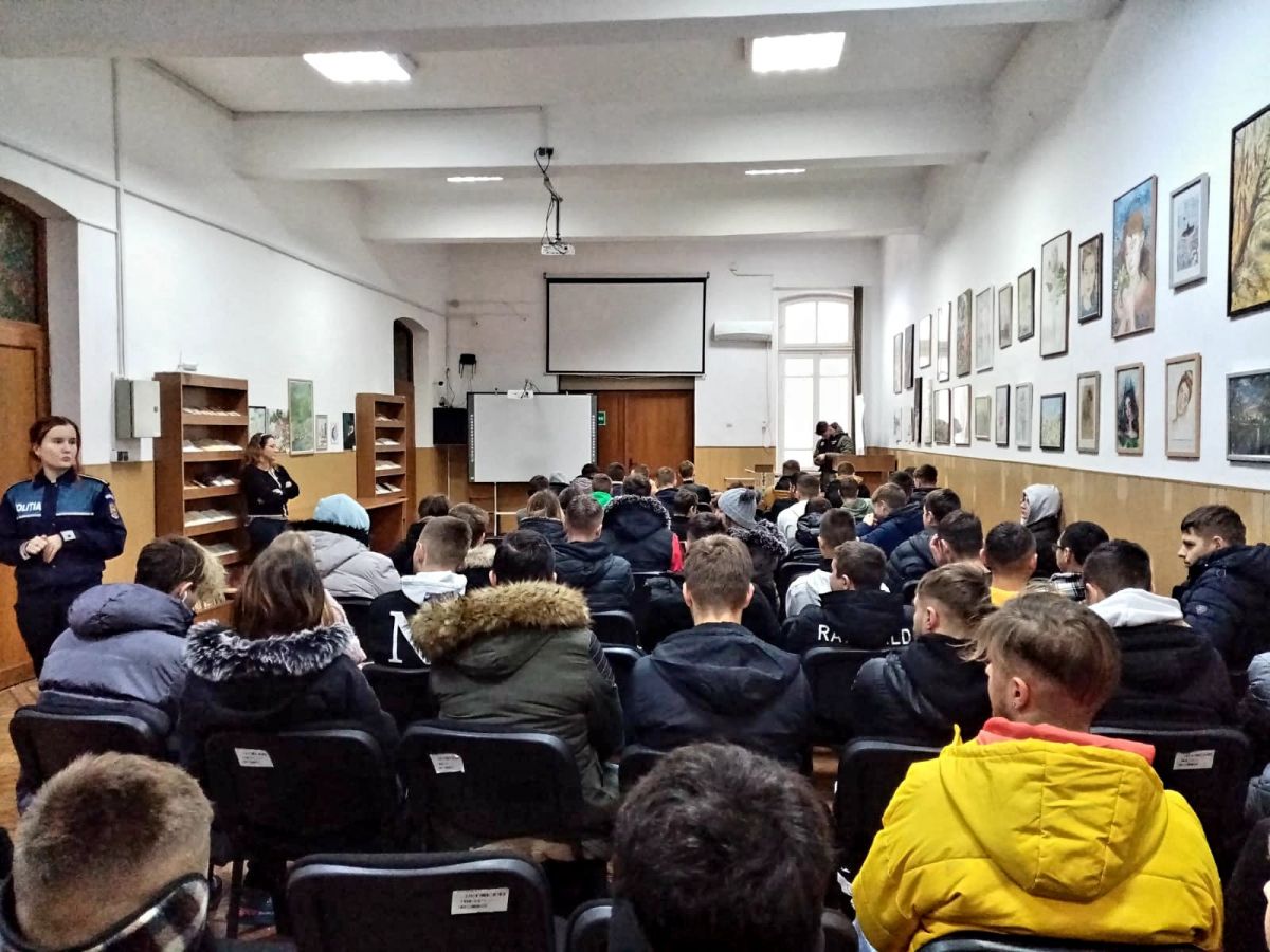 Ia ATITUDINE, spune STOP violenței! Polițiștii botoșăneni prezenți în ...