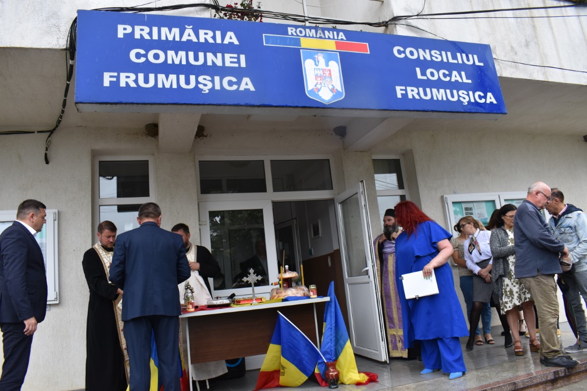 CLIPUL ZILEI: Scurtă lecție de istorie la Frumușica lângă statuia lui ...