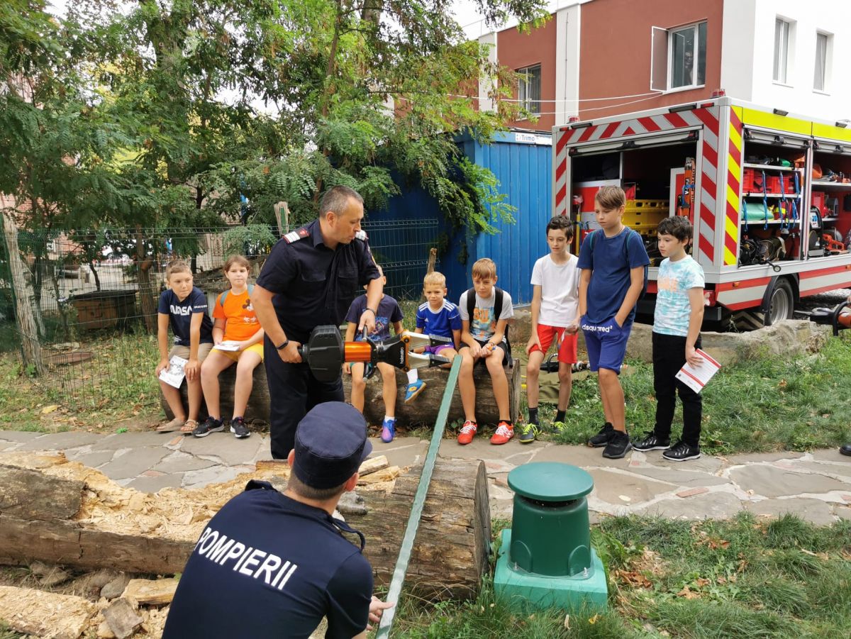Actiune in curtea unei biserici, lucruri pretioase invatate de mai ...