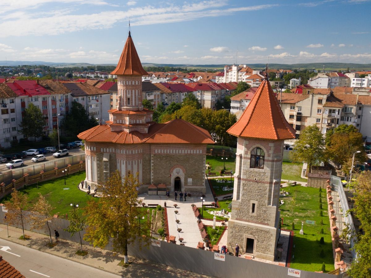 Biserica simbol a orasului a fost finalizata, Primaria scoate panourile ...
