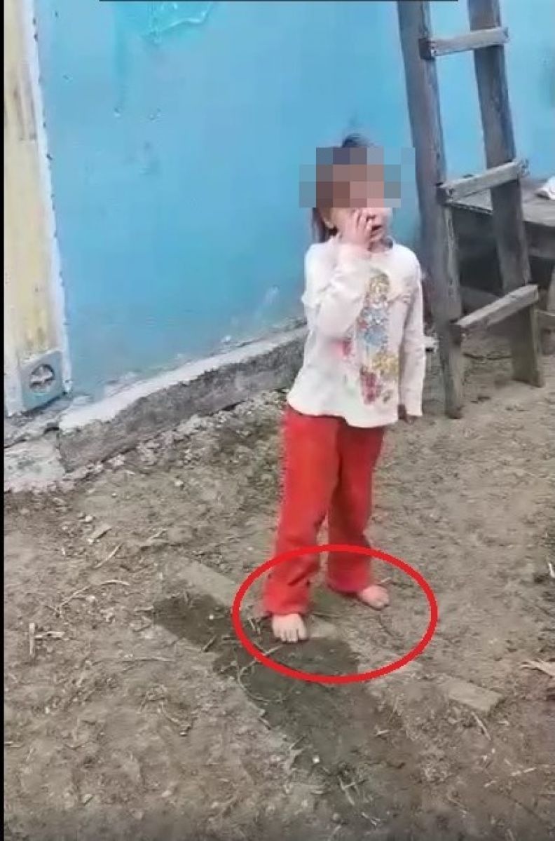 PATRU copii luati cu Politia de Directia Copilului dintr-o casa murdara ...