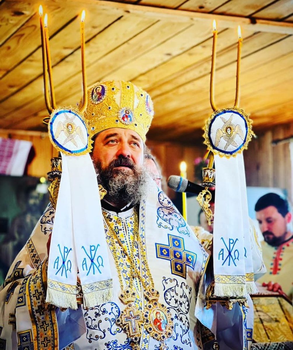 Slujba de Inviere oficiata de Nichifor Botosaneanul la o Biserica din ...