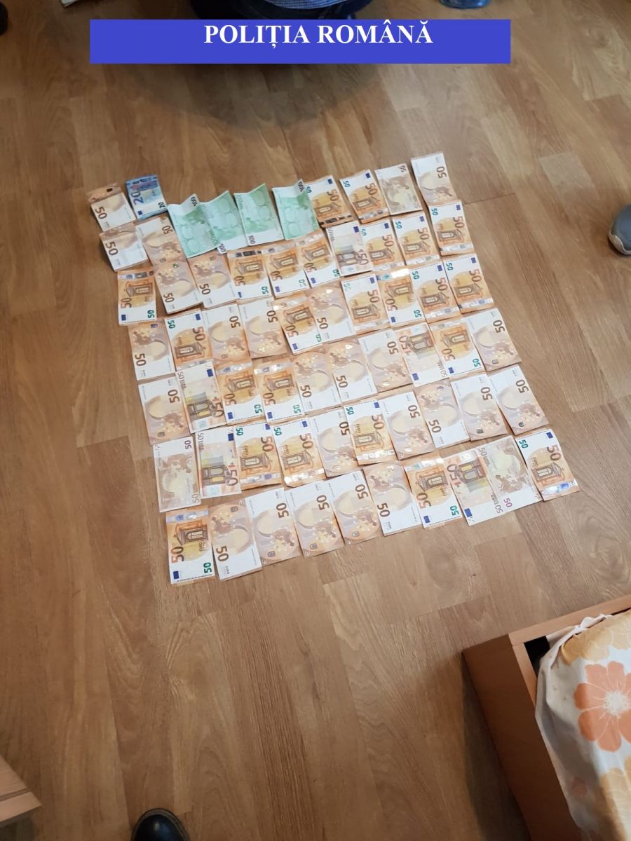 Talhari urmariti cu mascatii, bani in lei si euro, bijuterii si alte ...