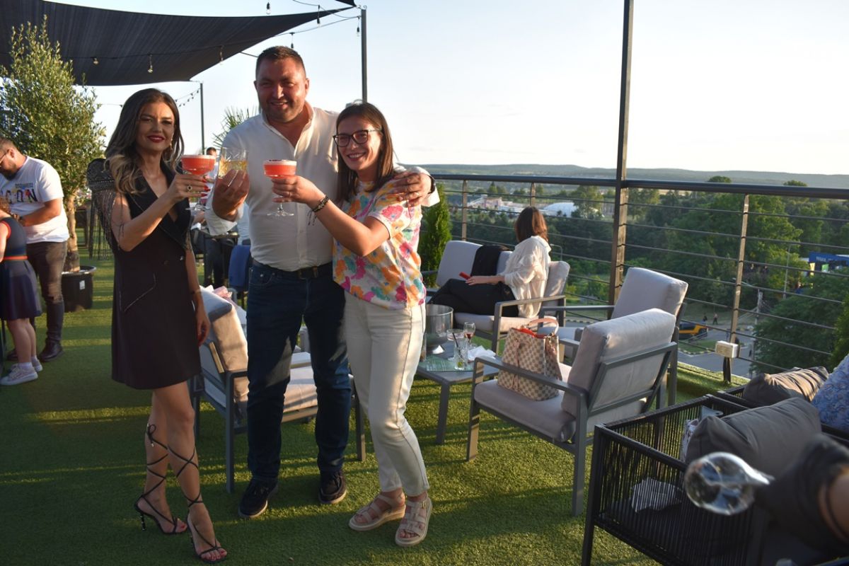 S-a deschis primul rooftop de la Botosani: terasa deasupra Hotelului ...