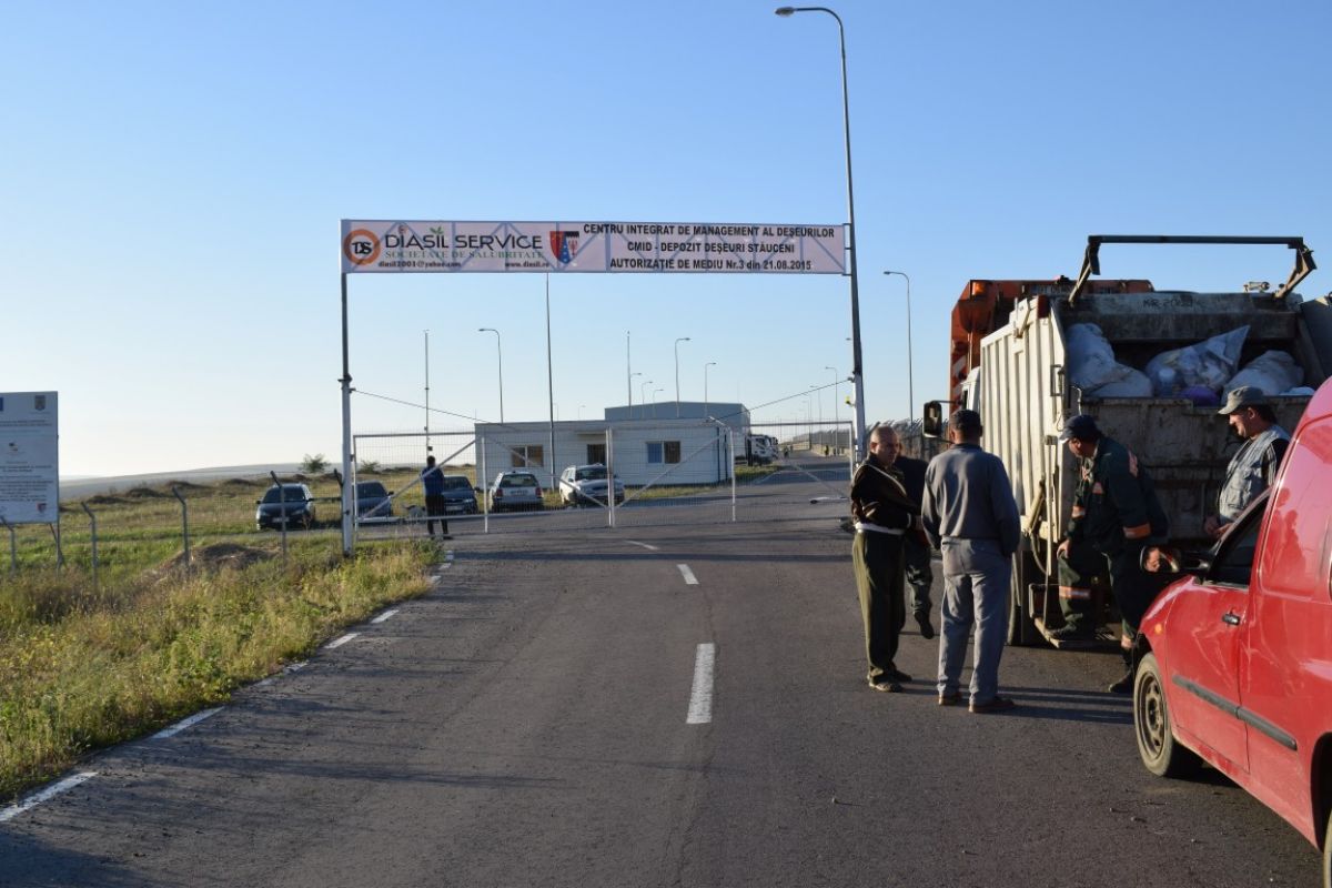 REPORTAJ : Moment istoric? Prima masina de gunoi care-a descarcat la ...