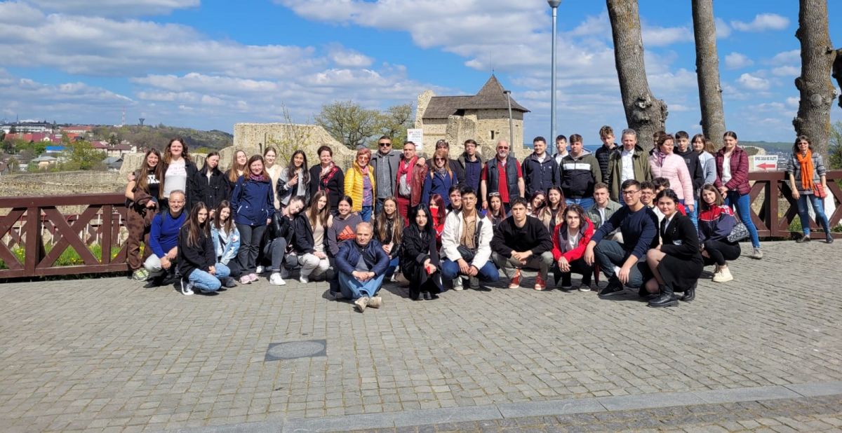 Elevi si profesori din trei tari au venit la un liceu din judet: Ateliere, spectacole si vizite ...