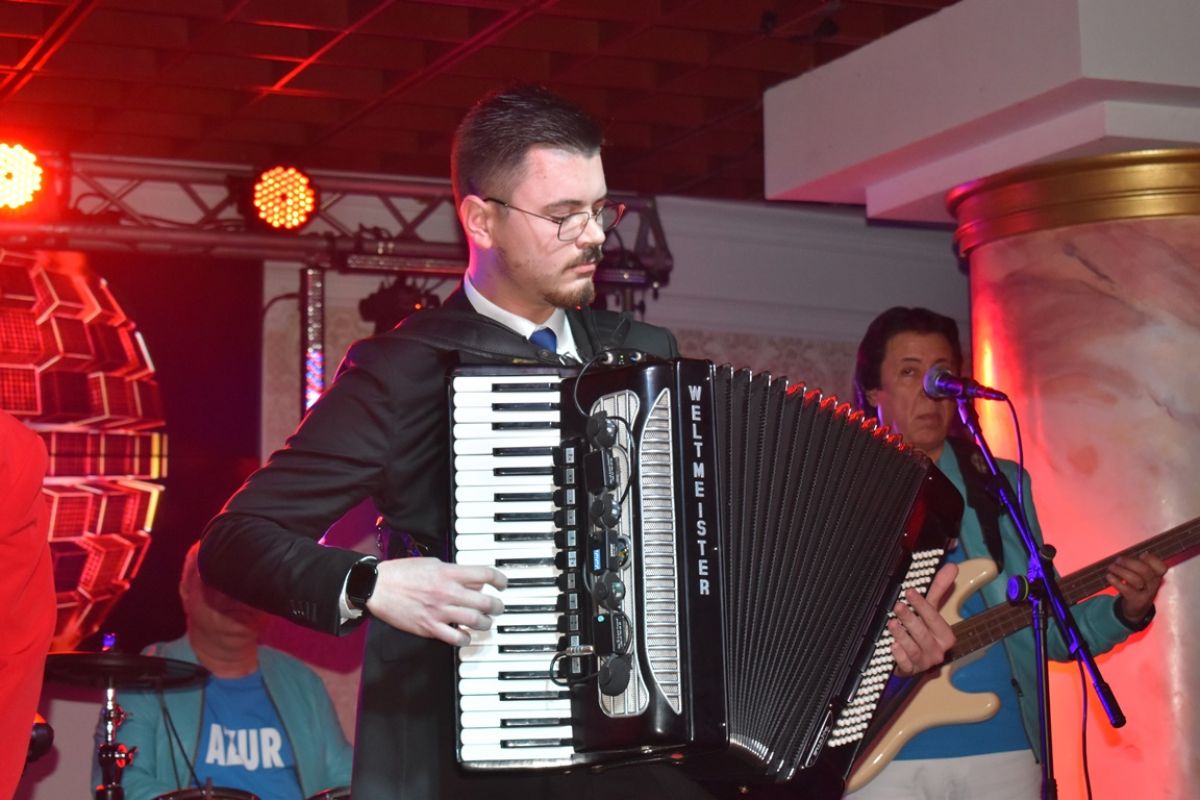 S-a maritat Mona! ”Azur”, chef cu sute de oameni la Botosani ca in anii ...