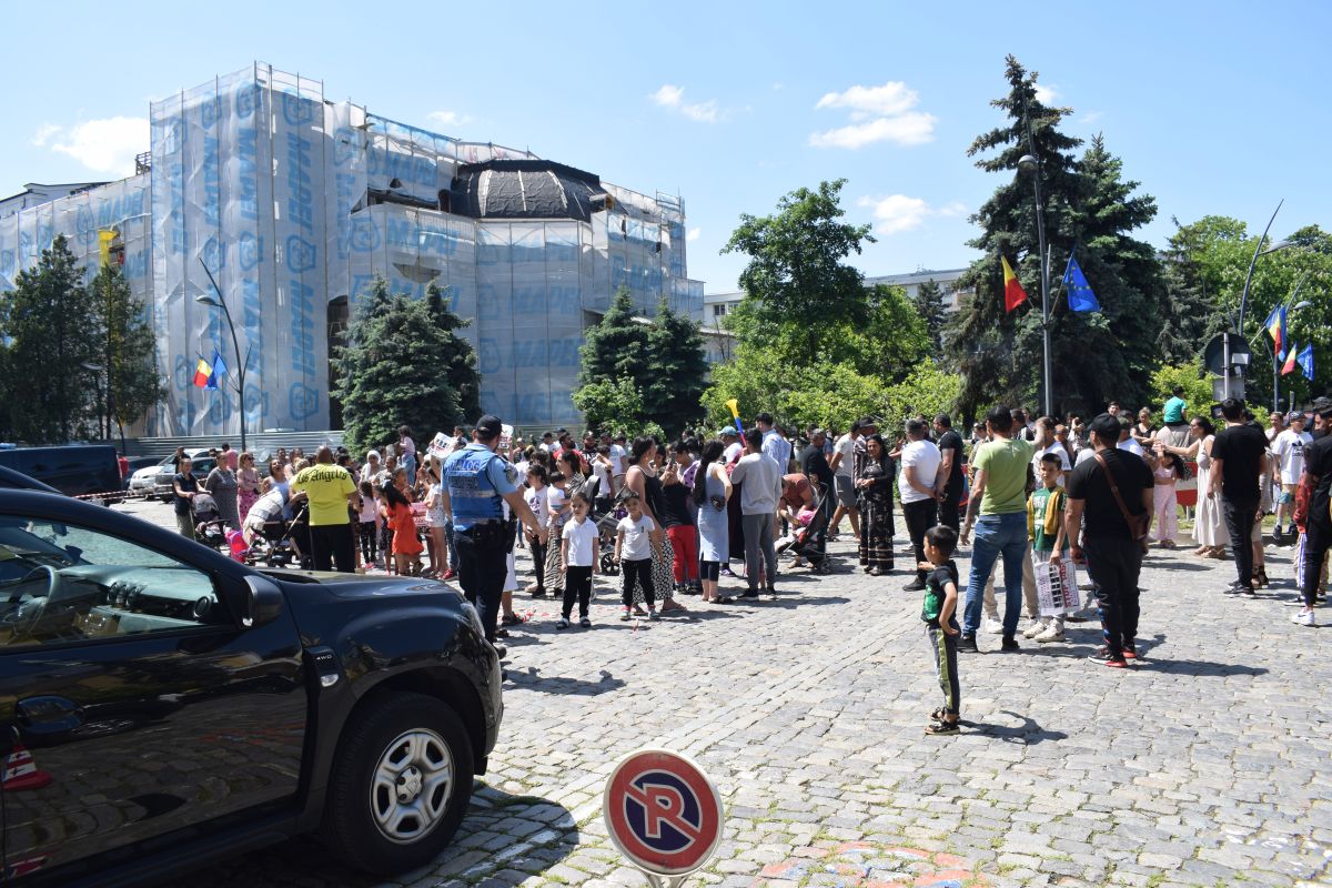Protestul romilor rupt in doua: Politicienii de la Botosani lasati in ...