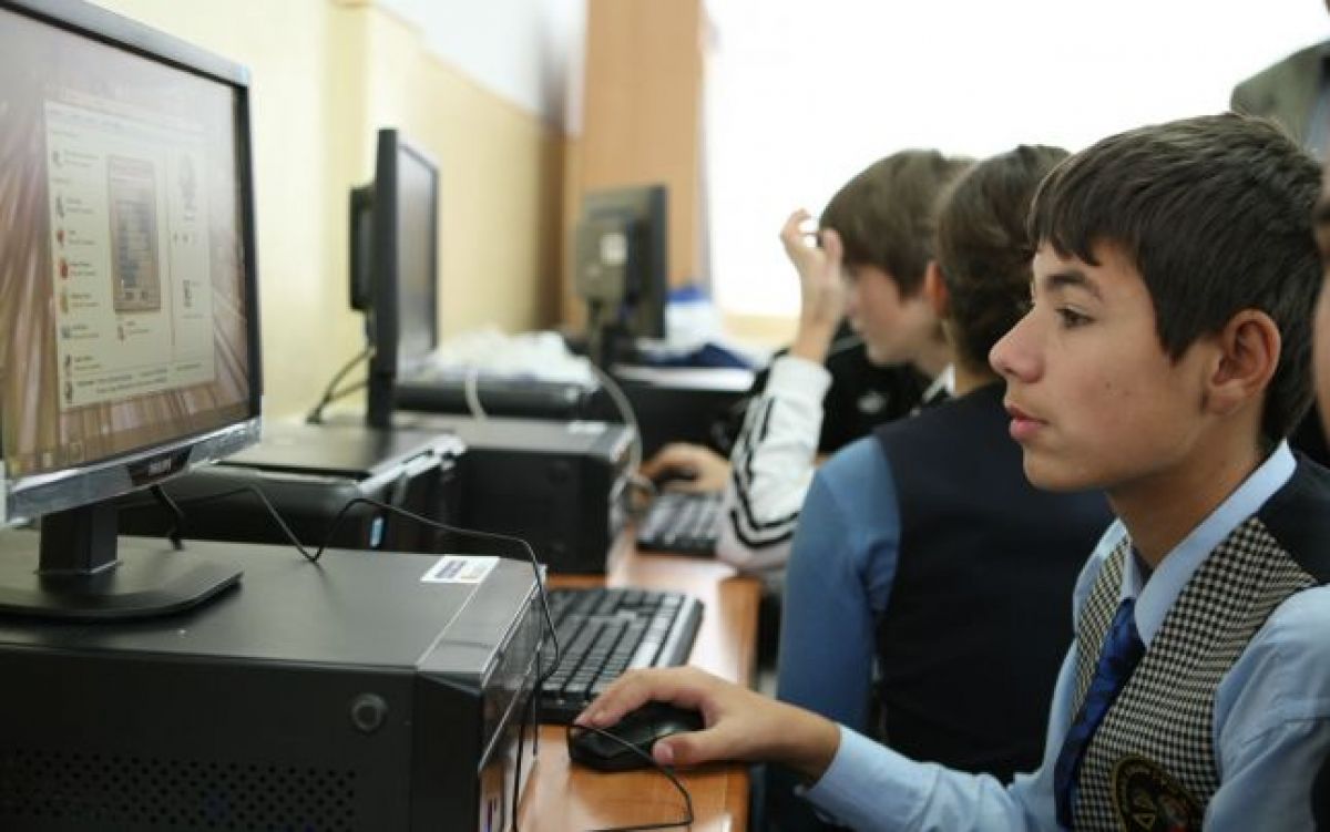 Care digitalizare? 12 elevi din Botosani se bat pe un singur computer ...