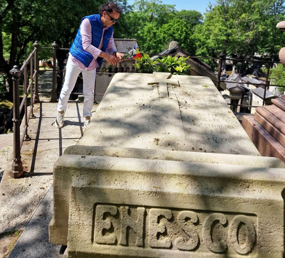 Conducatorul Filarmonicii Botosani, omagiu plin de amar la cavoul lui ...