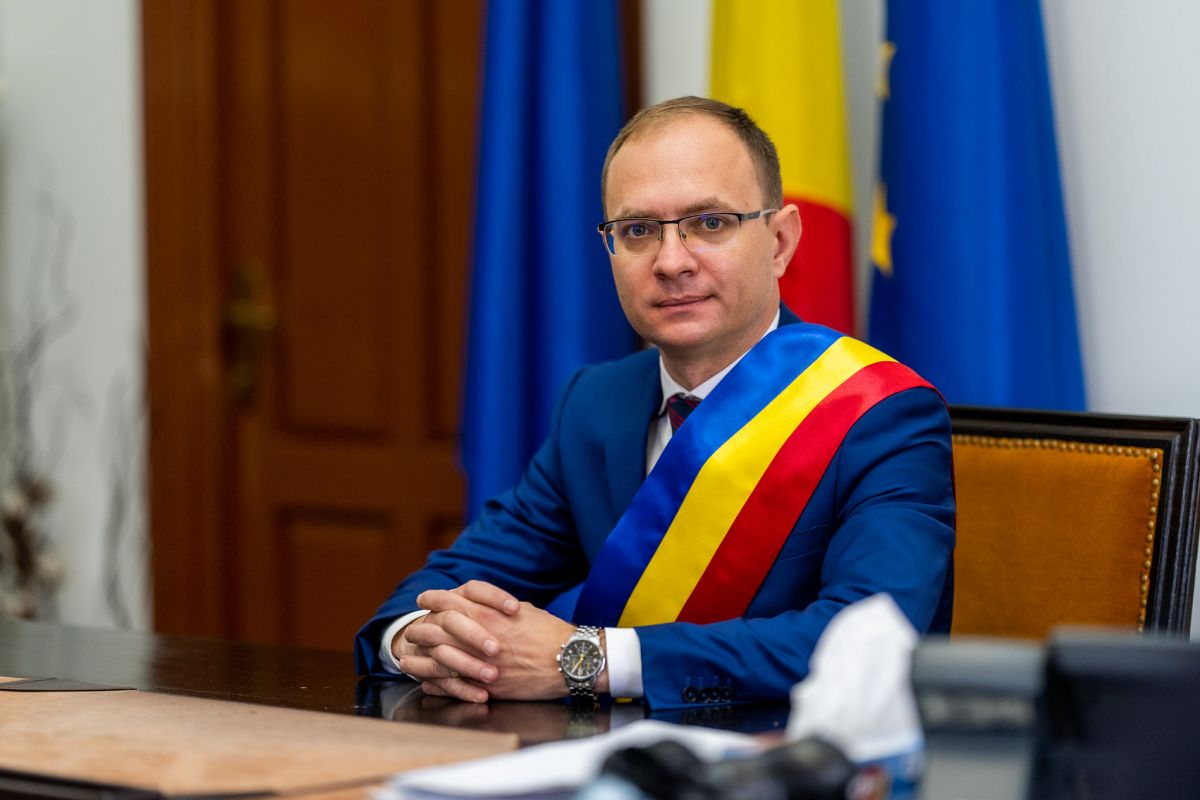 Cosmin Andrei a intrat in biroul primarului doar pentru o fotografie! Al doilea sef din Primarie ...