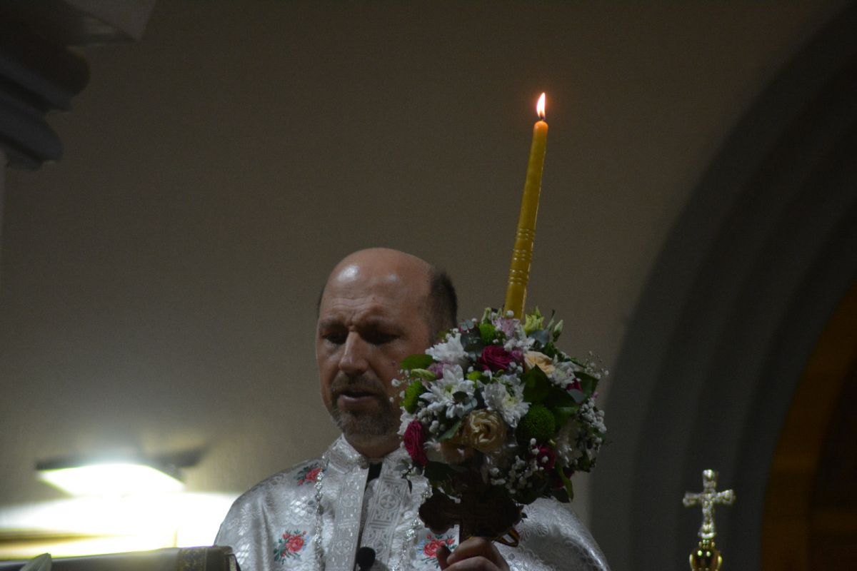 HRISTOS A INVIAT! Mii de crestini in bisericile din Botosani, PS ...