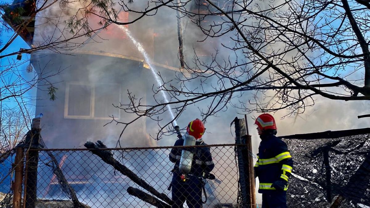 In urma cu putin timp, in Botosani: O casa si doua masini mistuite de ...