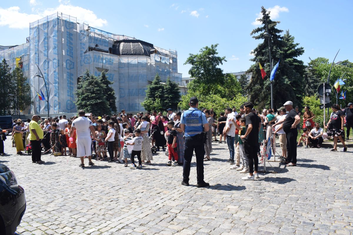 Protestul romilor rupt in doua: Politicienii de la Botosani lasati in ...