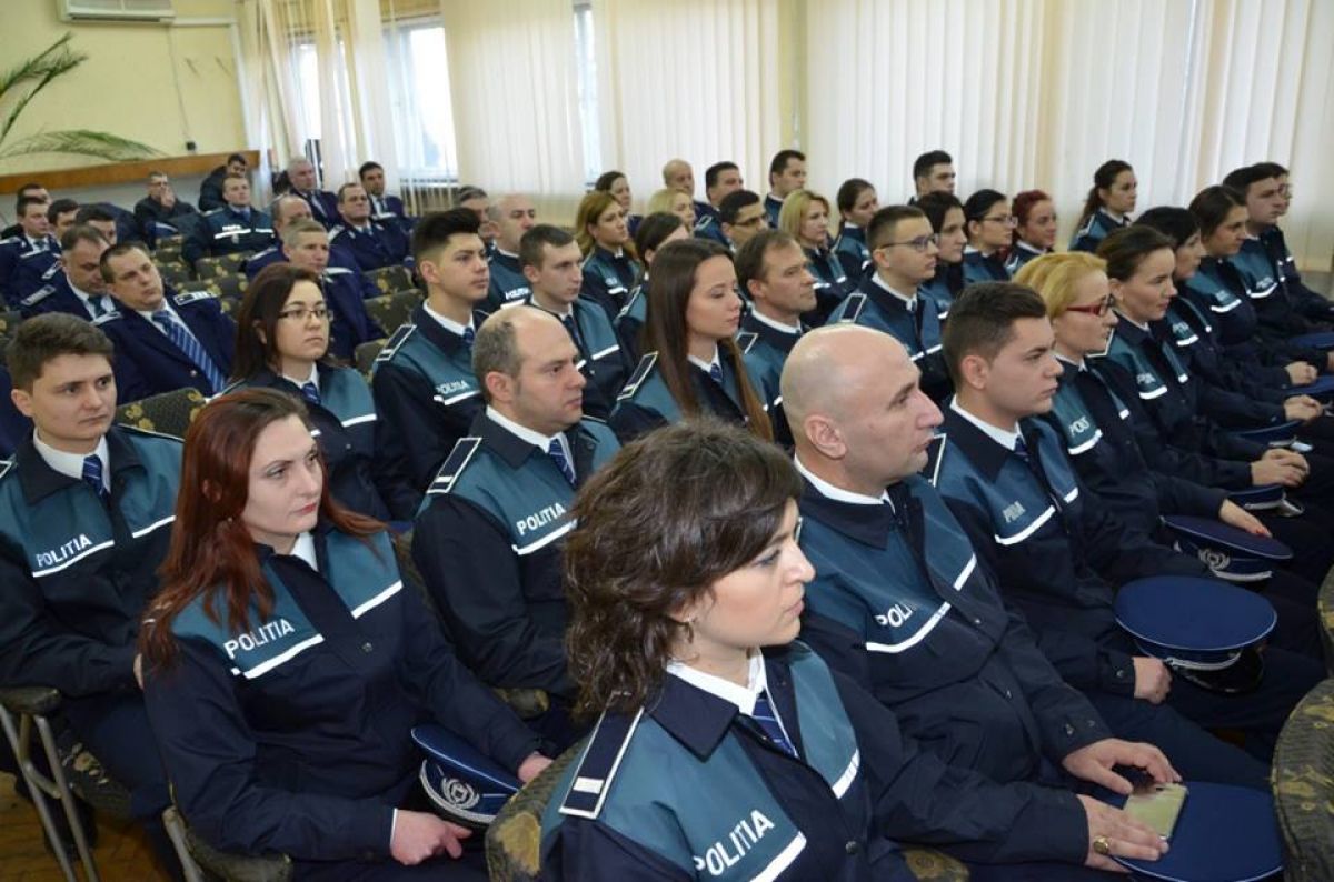 Zeci de politisti si politiste noi la Botosani – FOTO de la juramant ...