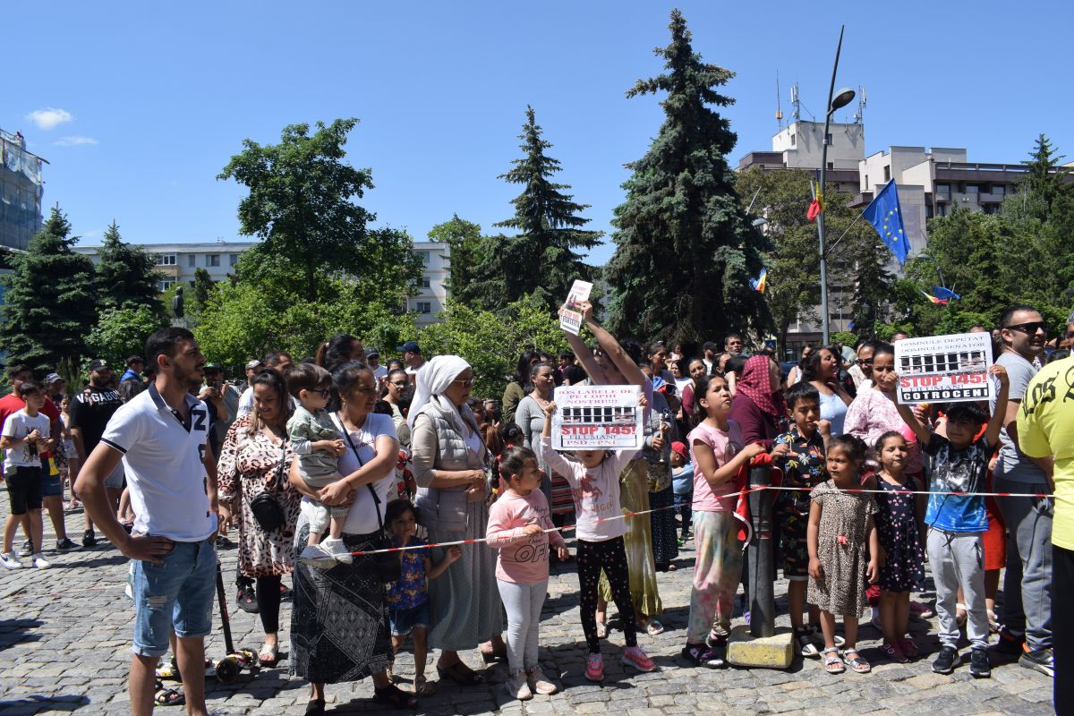 Protestul romilor rupt in doua: Politicienii de la Botosani lasati in ...