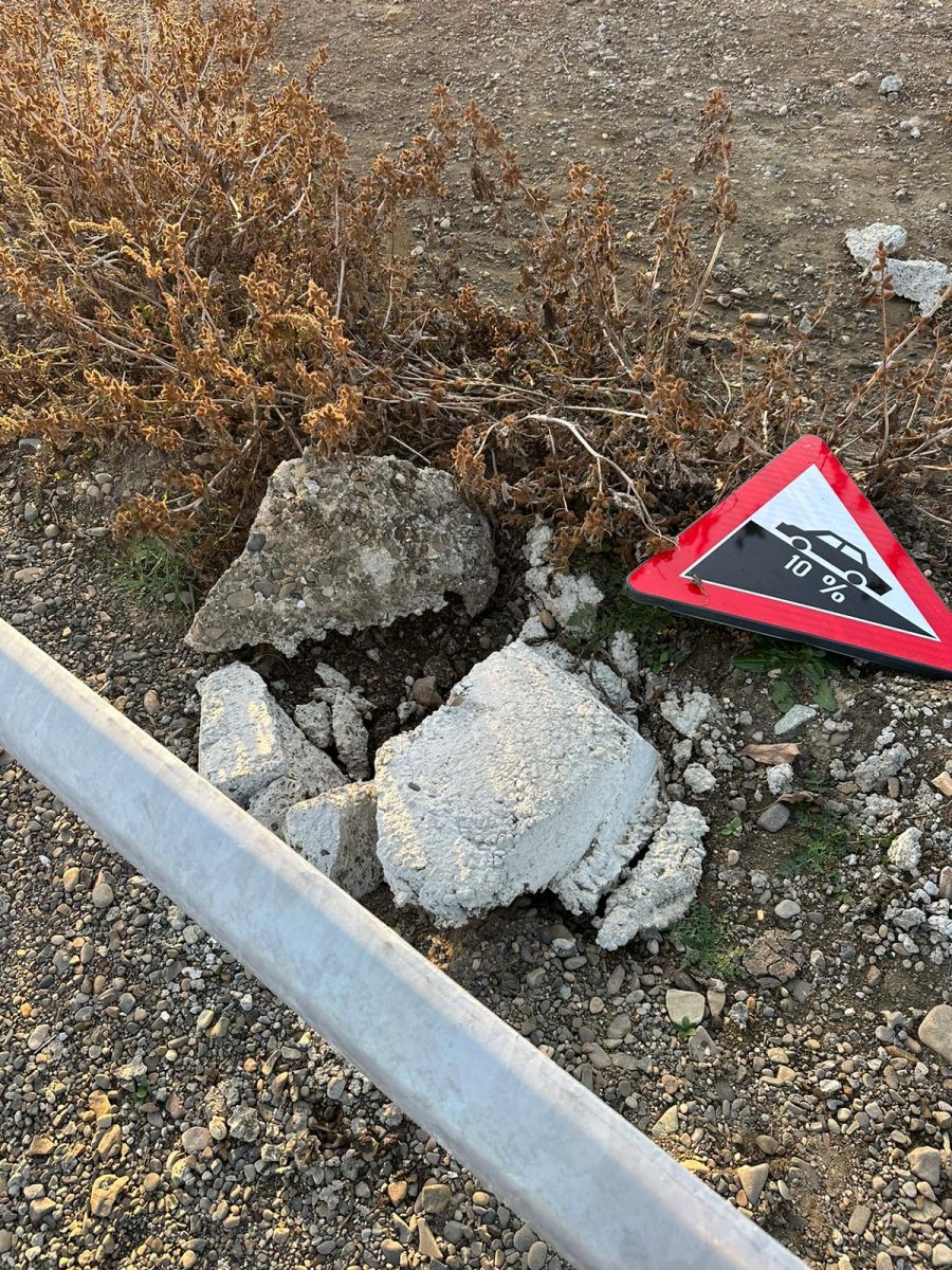 Semne de circulatie DISTRUSE pe un sector de drum proaspat modernizat ...