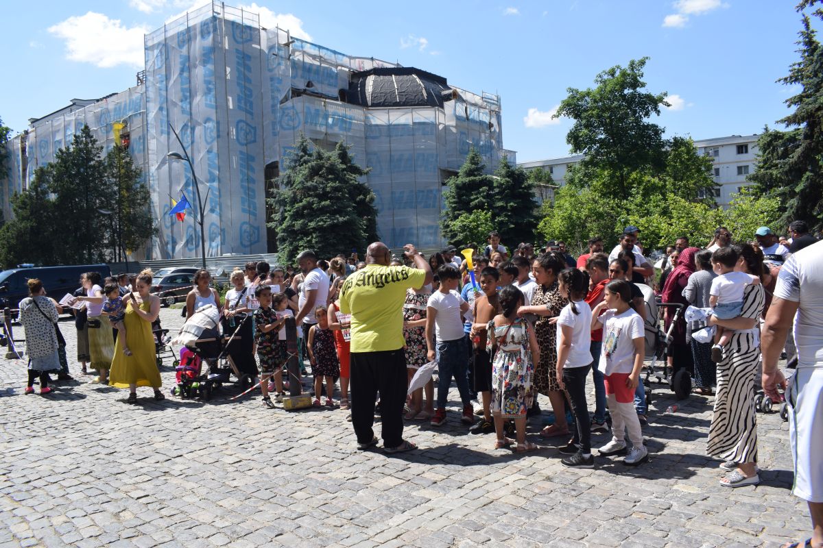 Protestul romilor rupt in doua: Politicienii de la Botosani lasati in ...