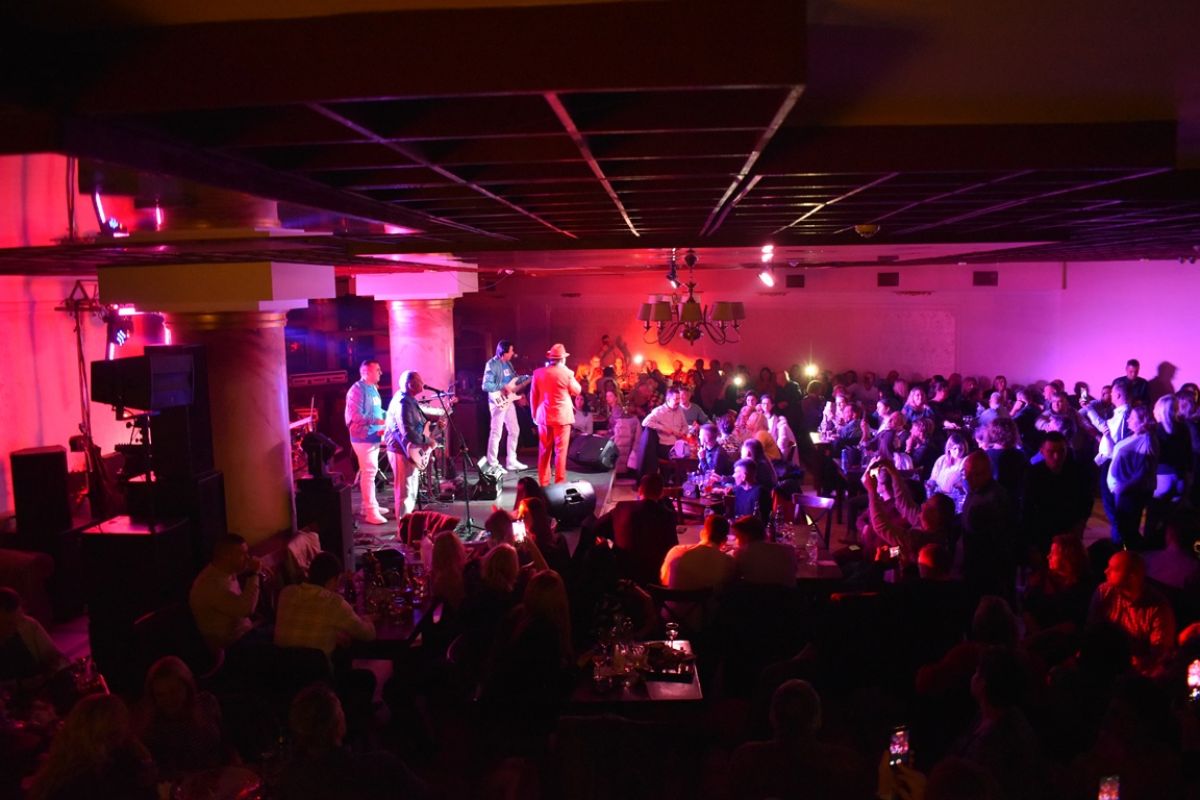 S-a maritat Mona! ”Azur”, chef cu sute de oameni la Botosani ca in anii ...