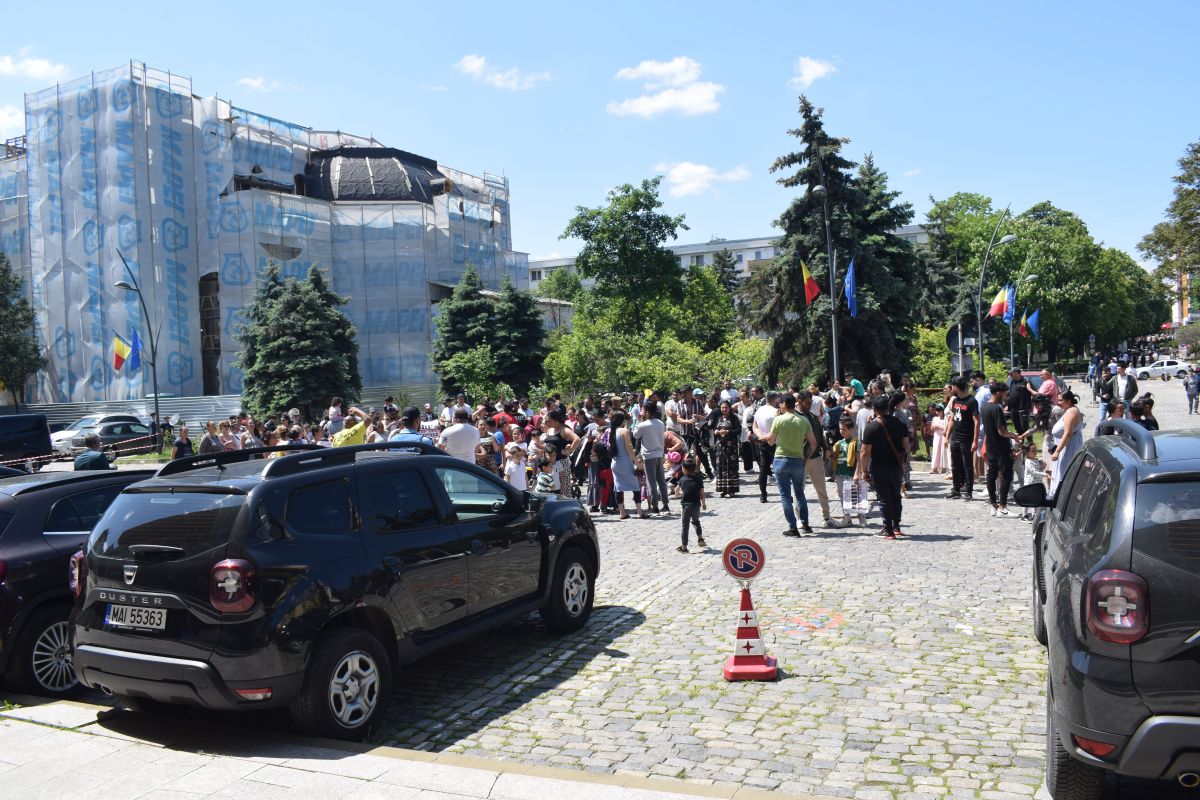 Protestul romilor rupt in doua: Politicienii de la Botosani lasati in ...