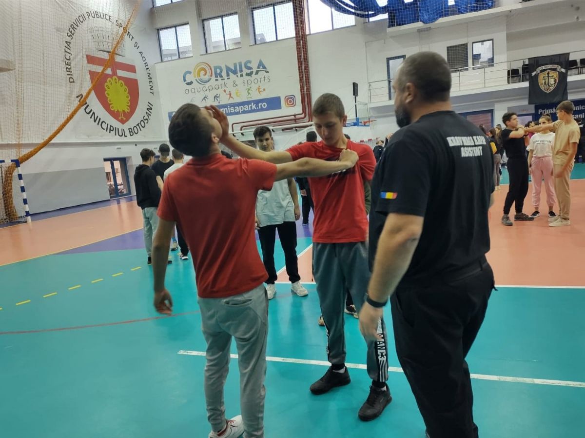 Seminar cu 100 de elevi: Incercam sa construim un viitor mai bun, sa ajutam tinerii sa se ...