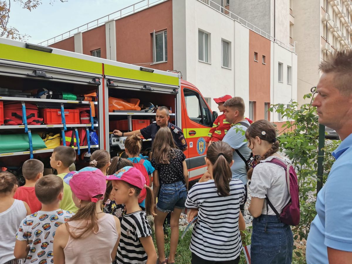 Actiune in curtea unei biserici, lucruri pretioase invatate de mai ...