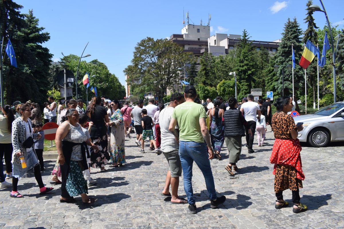 Protestul romilor rupt in doua: Politicienii de la Botosani lasati in ...